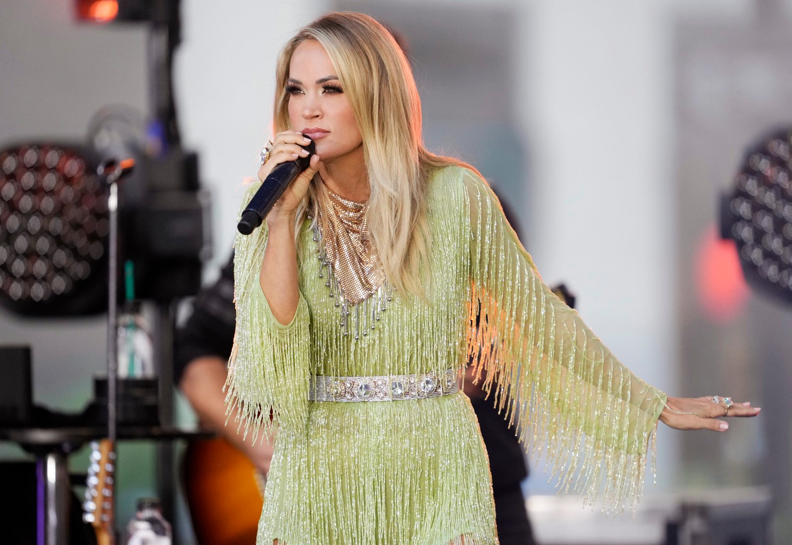 Carrie Underwood Brings Her Powerful Vocals to Hamilton for Grey Cup ...